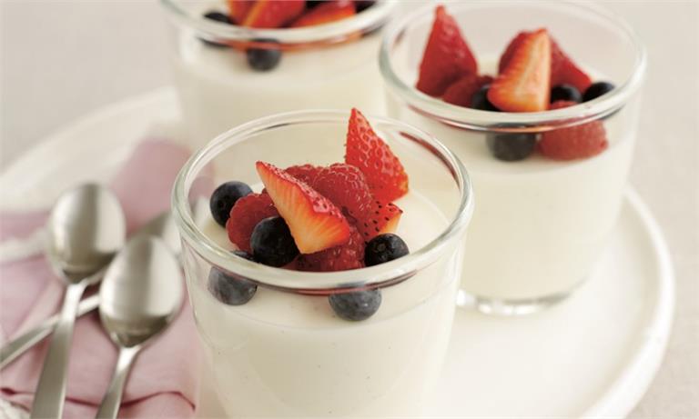 Buttermilk puddings with fresh berries | CSIRO Total Wellbeing Diet