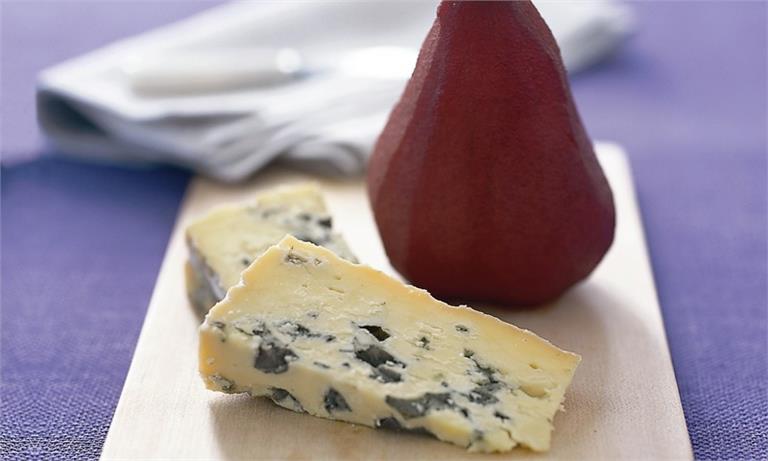 Easy poached pears with blue cheese