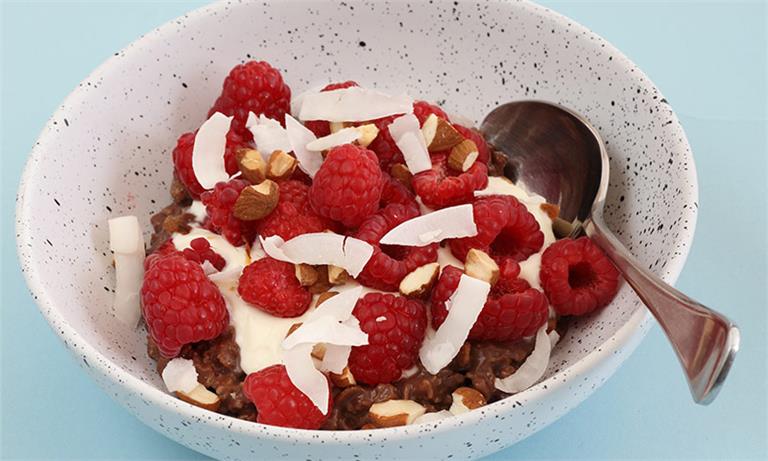 Cocoa porridge with raspberries | CSIRO Total Wellbeing Diet